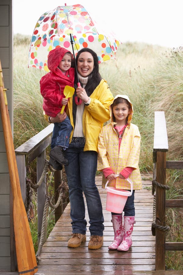 Verdrietige Moeder En Kinderen Op Het Strand Stock Afbeelding - Image ...