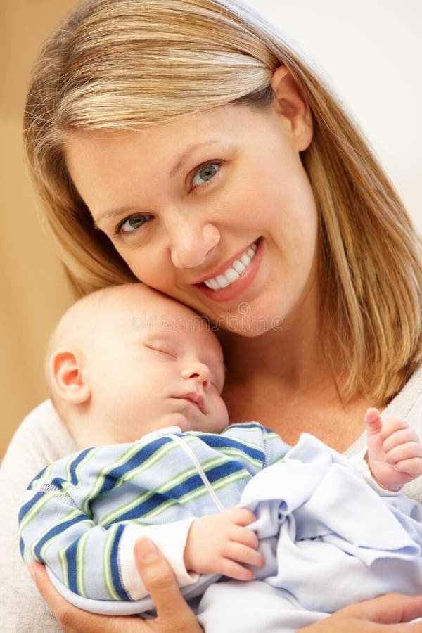 Moeder Die Thuis Pasgeboren Baby in Kinderdagverblijf Knuffelen Stock ...