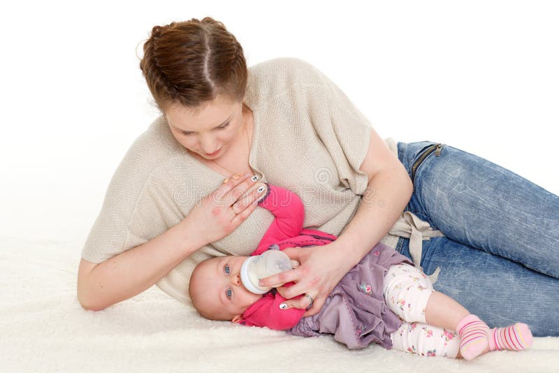 Moeder Voedende Baby Van Fles. Stock Afbeelding - Image of kind, gezond ...