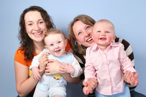 Moeders met babys stock foto. Image of vreugde, lachen - 2087118