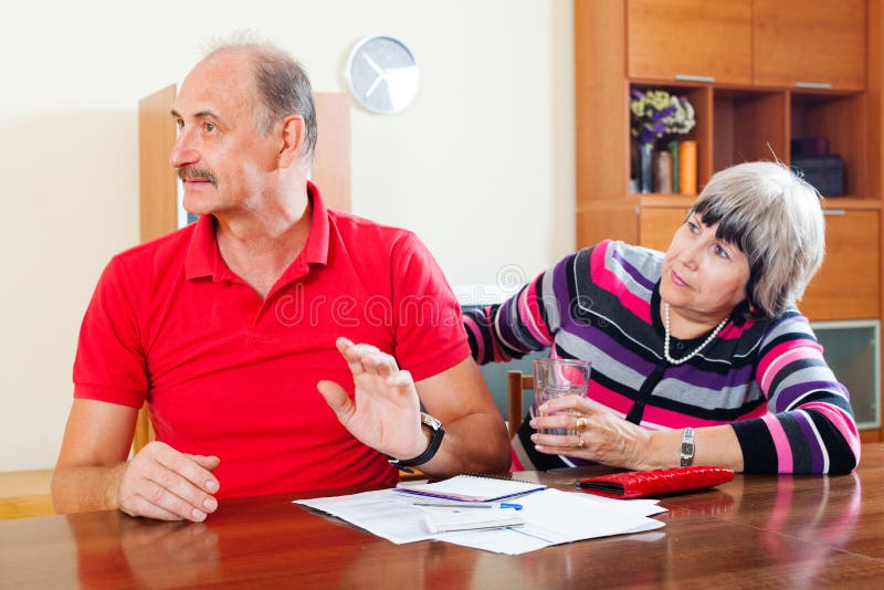 Mogen Man Och Fru Som Har Finansiella Problem Arkivfoto - Bild av moget ...