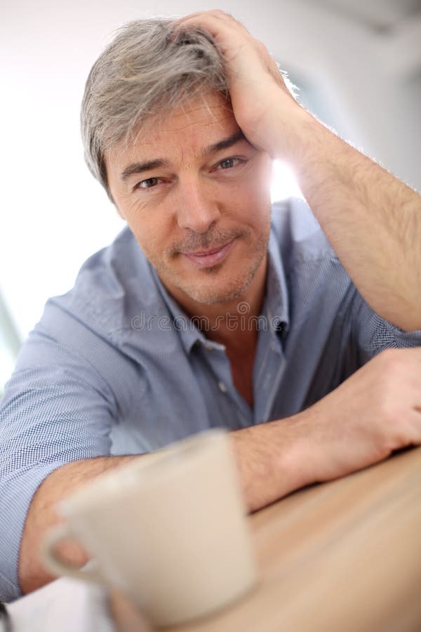 Snygg, Mogen Man Med Kanadensiska Dollar Som Leker Glad Pekande Med ...