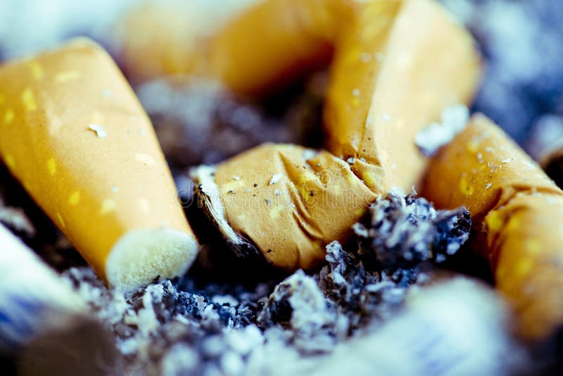 Moignons Et Cendre De Cigarette Image stock - Image du rembarré, filtré ...