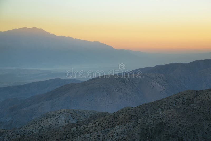 Mojavewoestijn Van Inspiratiepunt Stock Foto - Image of rots, hemel ...