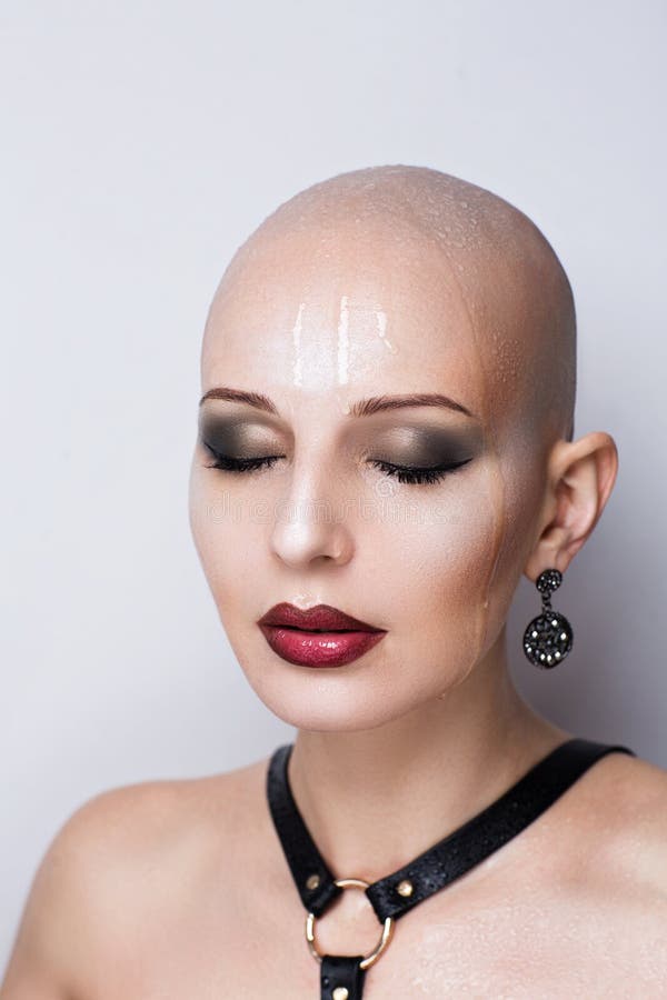 Moje a la mujer calva foto de archivo. Imagen de encanto - 107164846