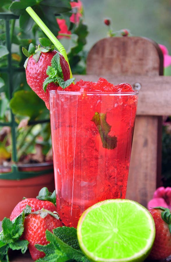Mojito Della Fragola Del Cocktail Immagine Stock - Immagine di cubano ...