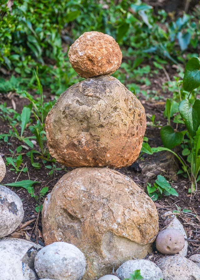 Mojones de piedra foto de archivo. Imagen de rocas, relaje - 35598866