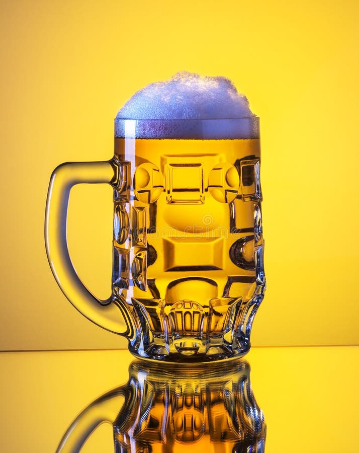 Mok Vers Bier Met GLB Van Schuim Over Gele Achtergrond Stock Afbeelding ...