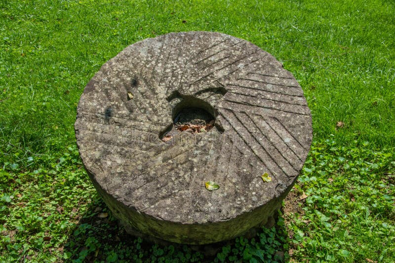 Molensteen stock afbeelding. Image of molenstenen, groen - 43644911