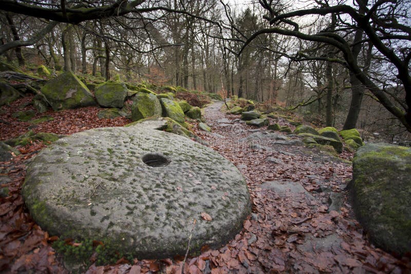 Landelijke molenstenen stock afbeelding. Image of volledig - 24386151