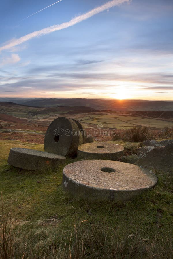 Molenstenen Bij Zonsondergang Stock Afbeelding - Image of engeland ...