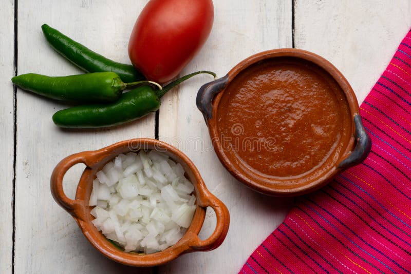 Molho Vermelho Mexicano Sobre Fundo Branco Foto de Stock - Imagem de ...