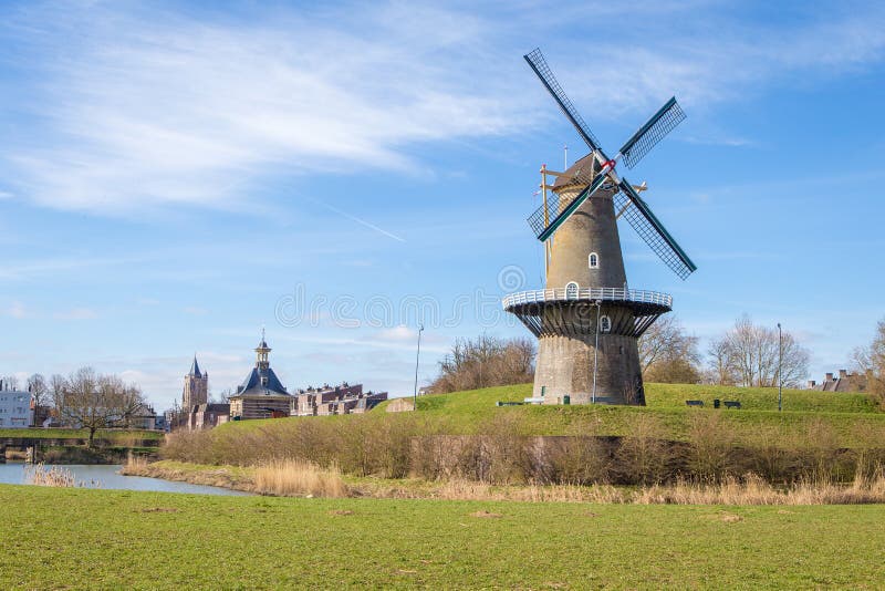Molino De Viento Holandés Viejo Y Casa De Madera En Pueblo Histórico ...