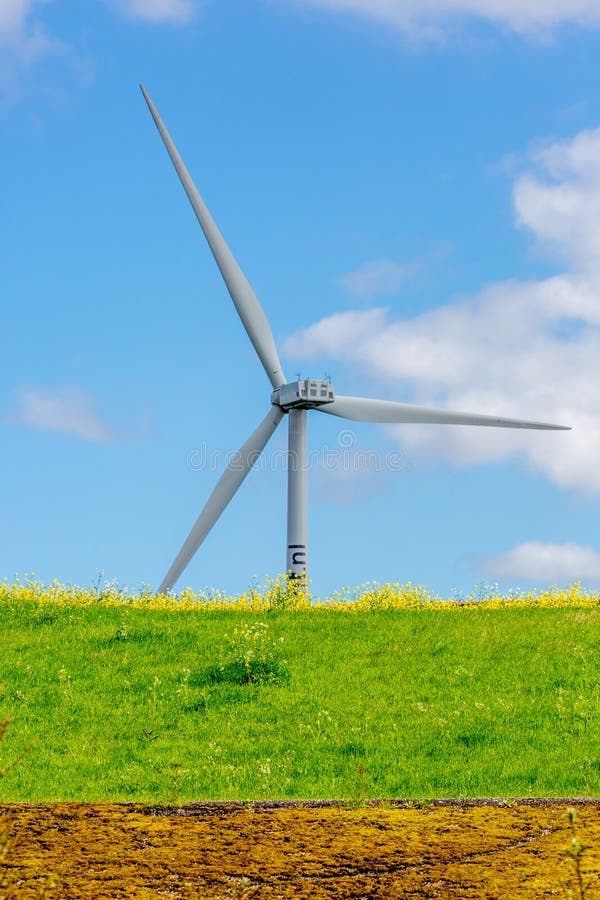 Molino de viento moderno foto de archivo. Imagen de sostenible - 16956418