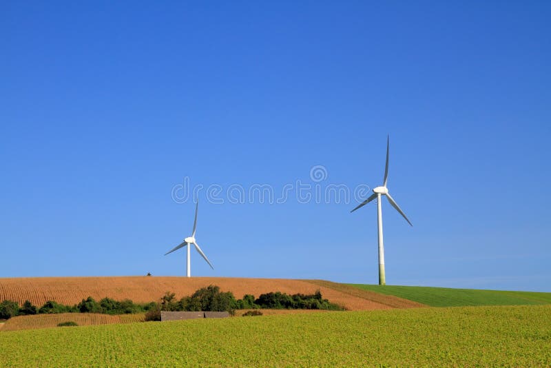 Molinoes De Viento Modernos En El Campo Foto de archivo - Imagen de ...