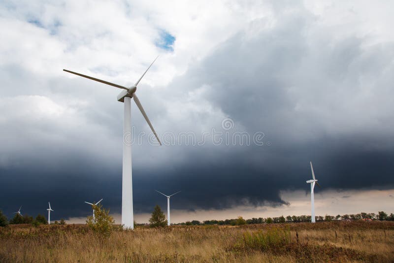 Molinoes De Viento Modernos En El Campo Foto de archivo - Imagen de ...