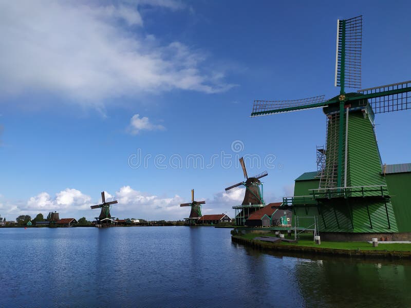 Molinoes De Viento Y Canal Del Agua En Kinderdijk En Una Primavera ...
