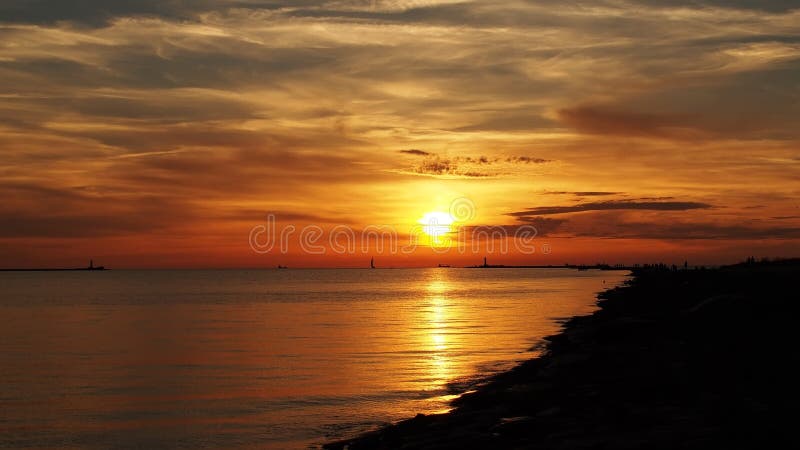 Moll E Nuvens Do Mar No Por Do Sol Alaranjado Imagem de Stock - Imagem ...