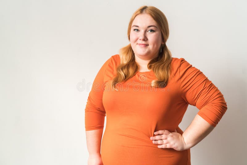 Mollige Vrouwensport Die Zich Thuis Met Mat Bevinden Die Selfie Fotos