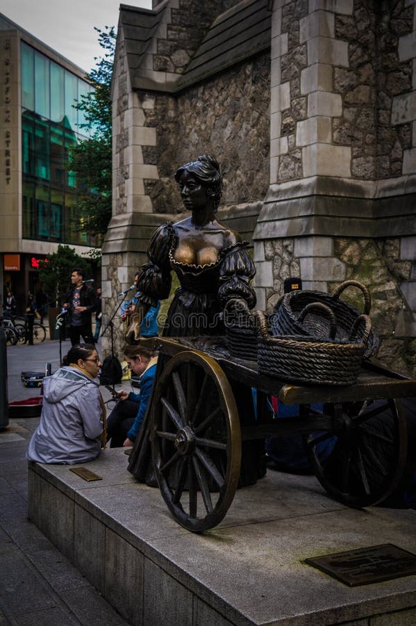 Molly Malone Statue in Dublin Editorial Stock Photo - Image of exterior ...