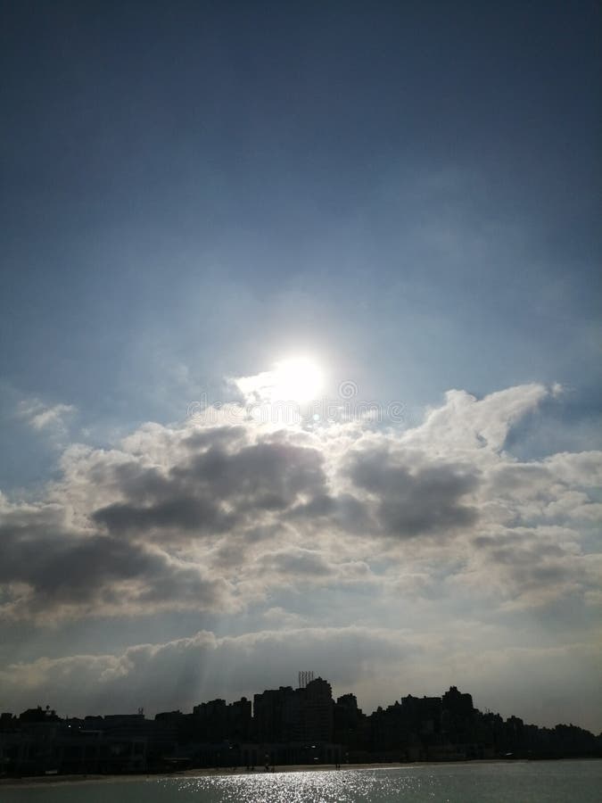 Cloudscape, Solsken- Och Vitmolnbakgrund Arkivfoto - Bild av soligt ...