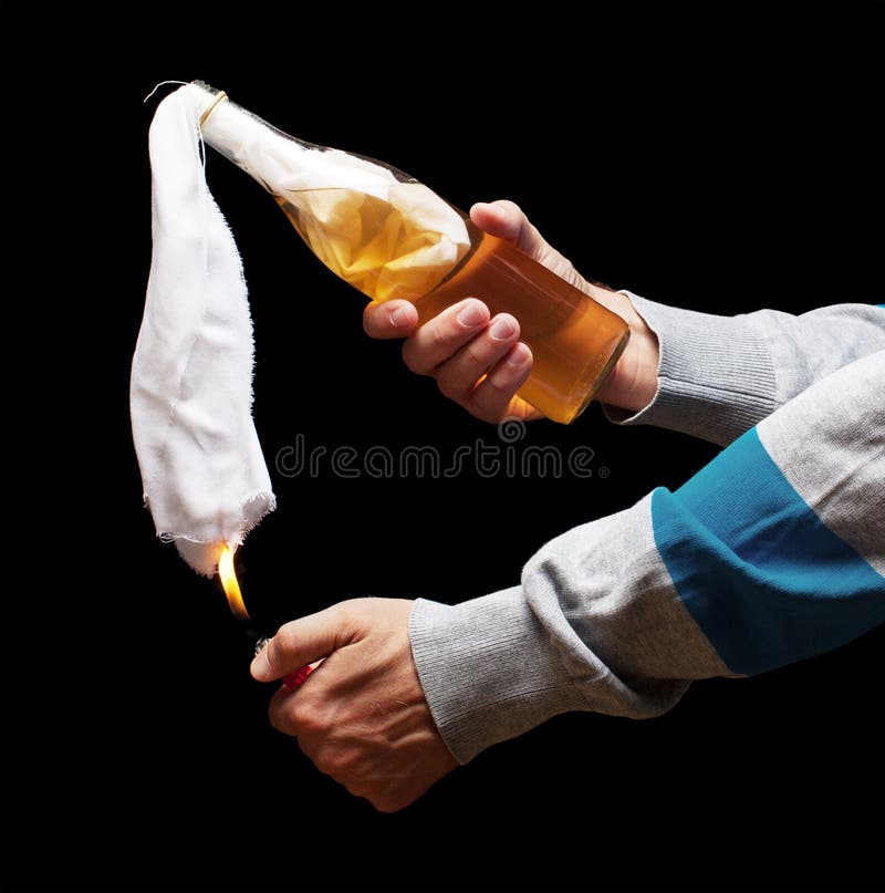 Mann mit Molotowcocktail stockfoto. Bild von molotowcocktail - 36121378