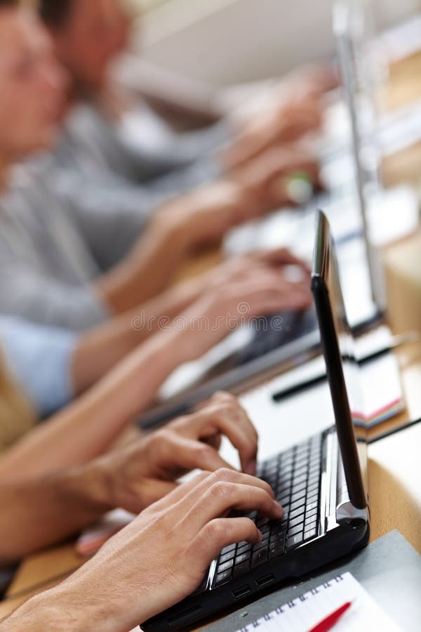 Molte Mani Sui Computer Portatili Fotografia Stock - Immagine di ...