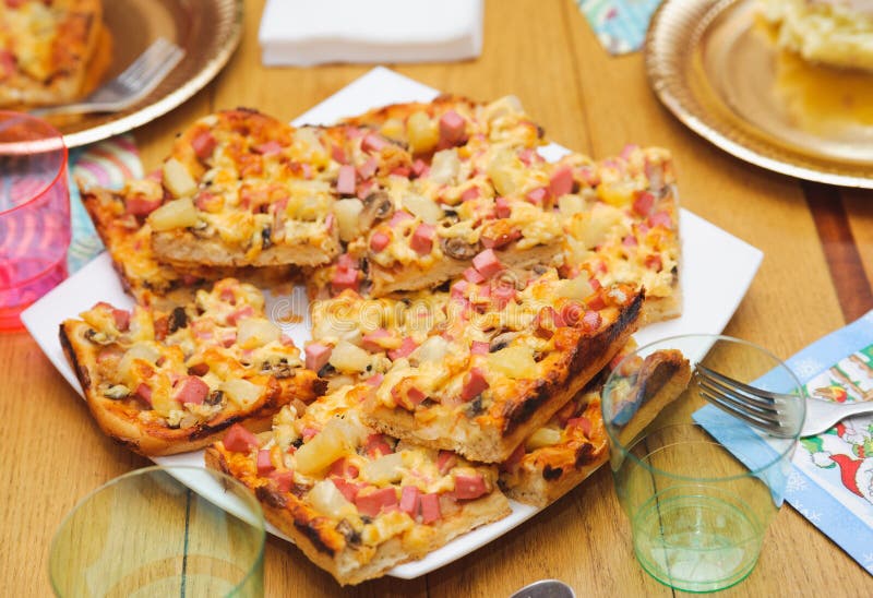 Molti Piccoli Pezzi Di Pizza Handmade. Alimento Nutriente Fotografia ...