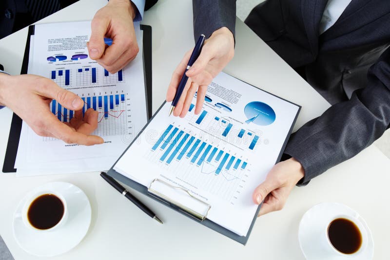 Moment d'explication photo stock. Image du masculin, contact - 24738630