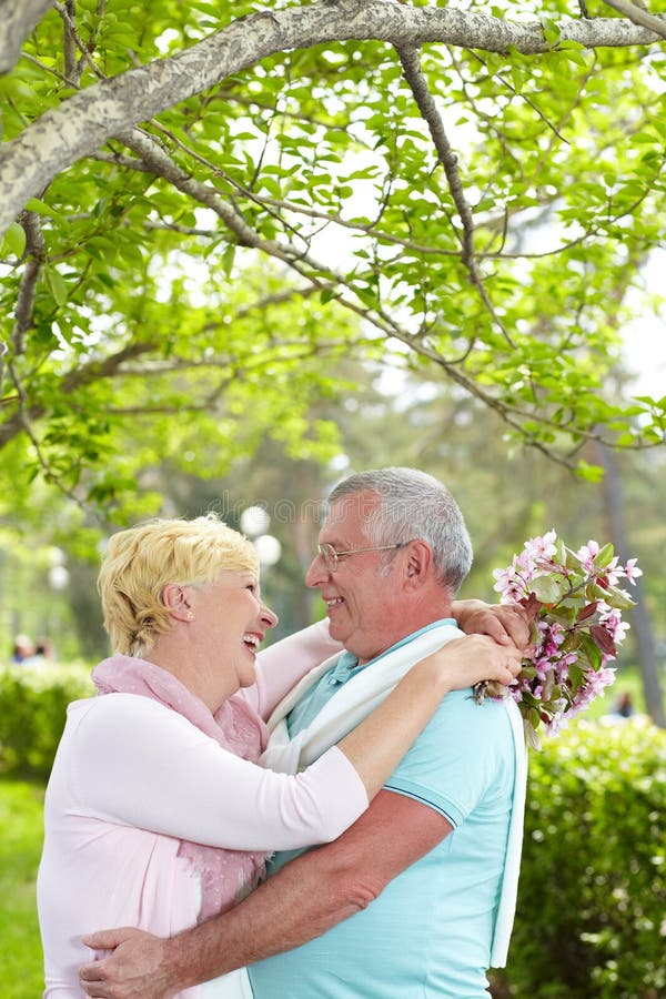 Momento feliz imagen de archivo. Imagen de familia, abrazo - 27880265