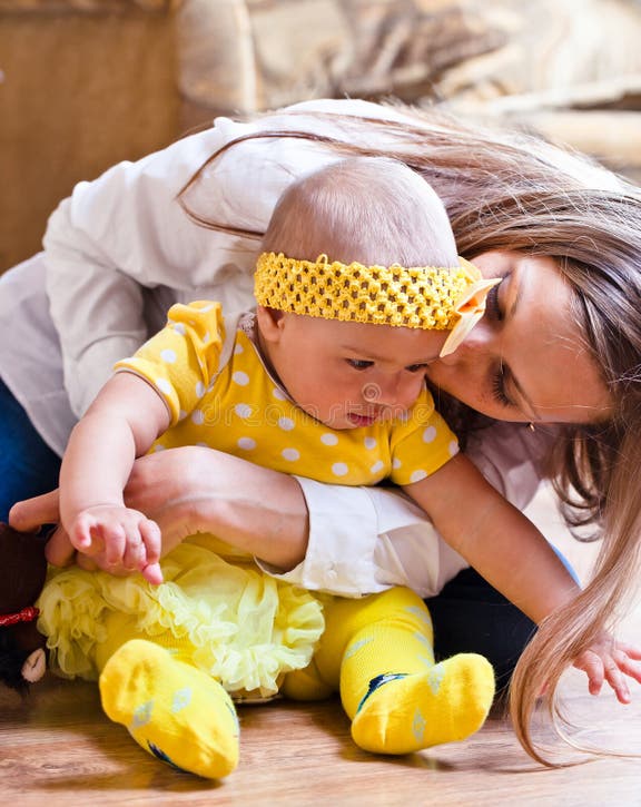 Momia con el bebé imagen de archivo. Imagen de gente - 40725817