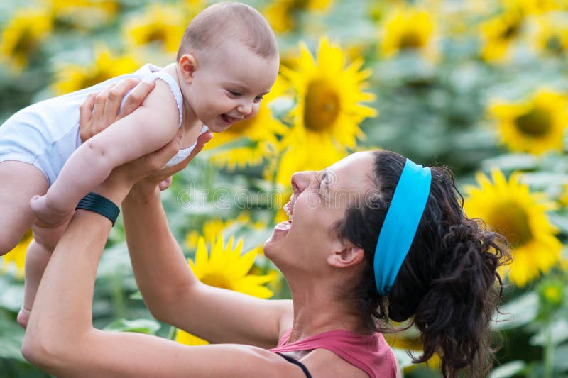 Momia y bebé foto de archivo. Imagen de abrazo, sonrisa - 45990652
