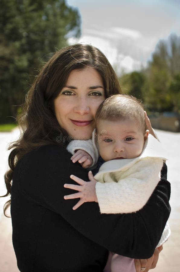 Momia y bebé en parque foto de archivo. Imagen de retrato - 30340846