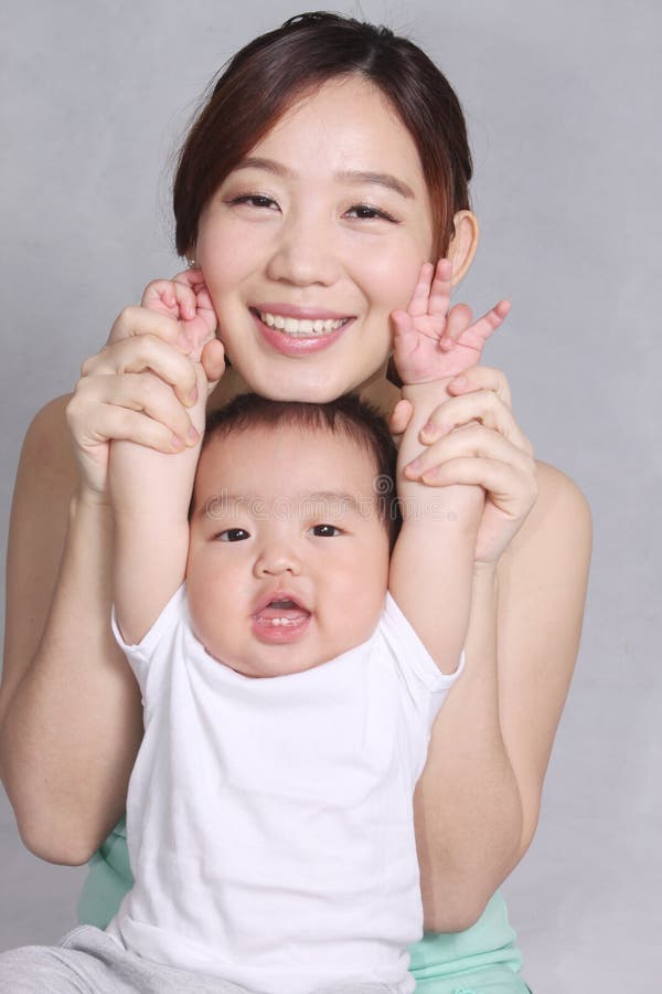 Momia y su bebé imagen de archivo. Imagen de lindo, abrazo - 30553197