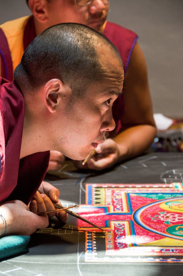 Monaci Tibetani Che Fanno Una Mandala Immagine Editoriale - Immagine di ... Monaci Tibetani Che Fanno Una Mandala Immagine Editoriale - Immagine di ...