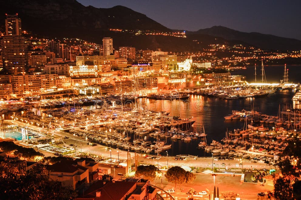 Monaco bis zum Nacht stockbild. Bild von monaco, boote - 86307545