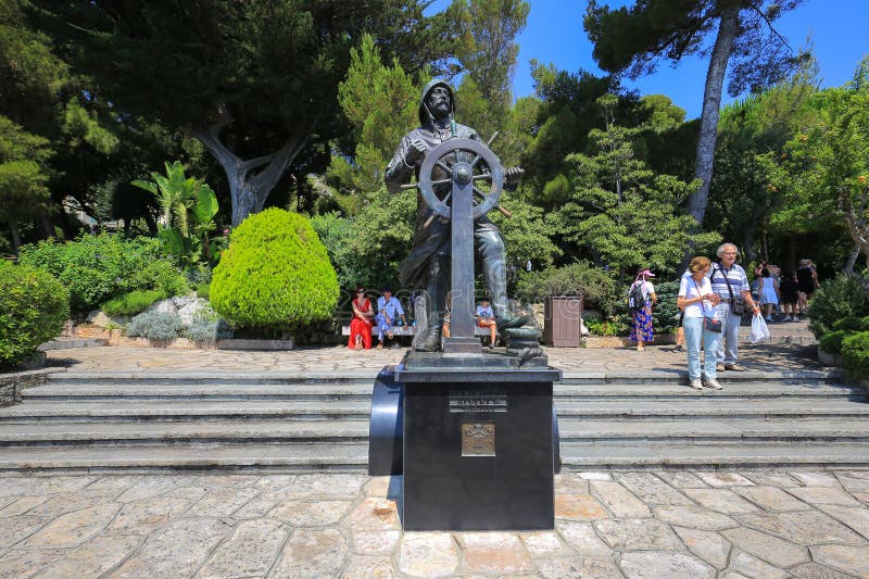 Prince Albert I Statue in Monaco Editorial Photo - Image of tree, girl ...
