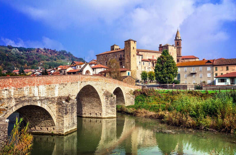 Monastério E Castelo De Bormida No Regione Asti Em Piemonte, Itália ...