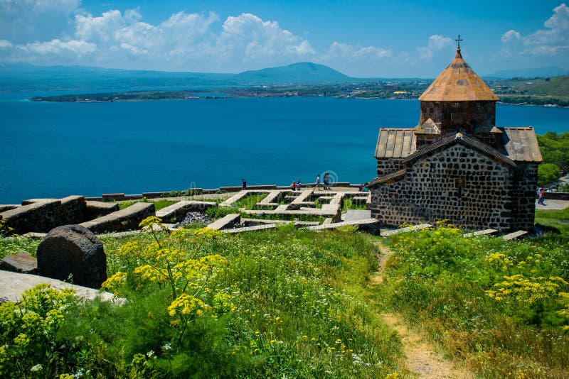 Monasterio De Sevanavank Del Territorio En El Lago Sevan, Armenia ...