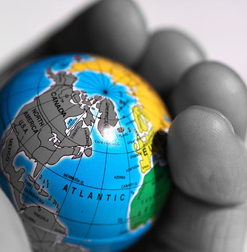 Monde dans une main image stock. Image du doigts, écologie - 216153