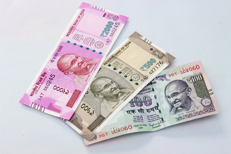 Moneda India De 100, 500 Y 2000 Notas De La Rupia Foto de archivo ...