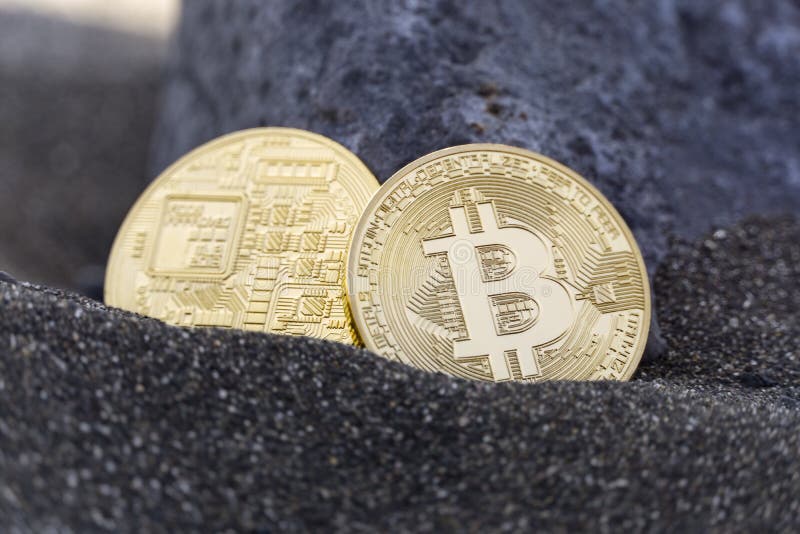 Monedas De Bitcoin De La Moneda Digital En La Arena Foto de archivo ...