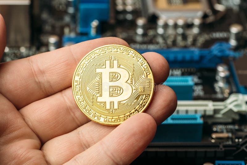 Moneta Di Valuta Cripto Bitcoin in Mano Dell'uomo Immagine Stock ...