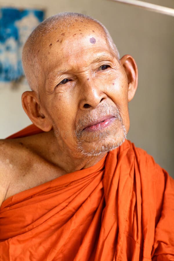 Monge budista em Cambodia foto editorial. Imagem de igreja - 19307481