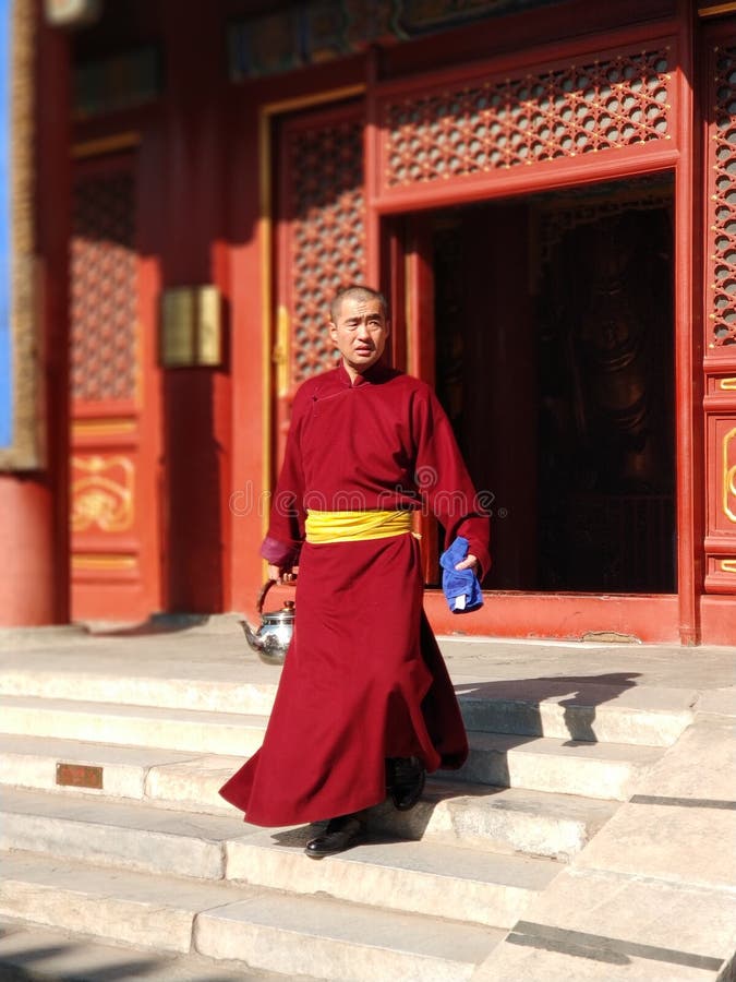 Monge Com Bule No Templo De Lama, Pequim Foto de Stock Editorial ...