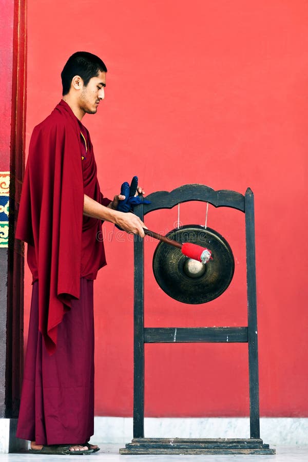 Monge que bate o gongo fotografia editorial. Imagem de sagrado - 51246342