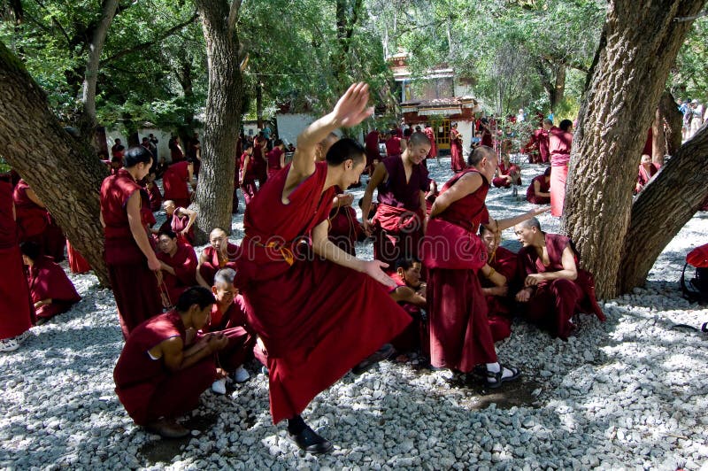 Monge tibetana fotografia editorial. Imagem de discutir - 5014137