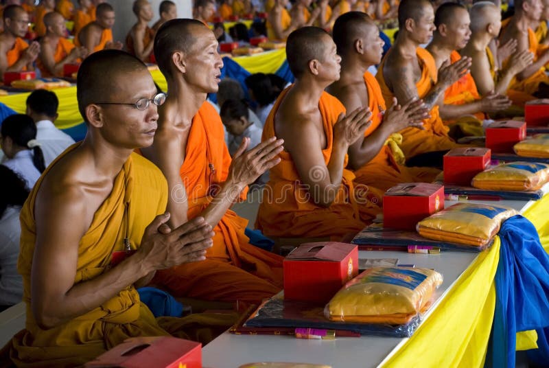 Monges Praying imagem de stock editorial. Imagem de buda - 9163644