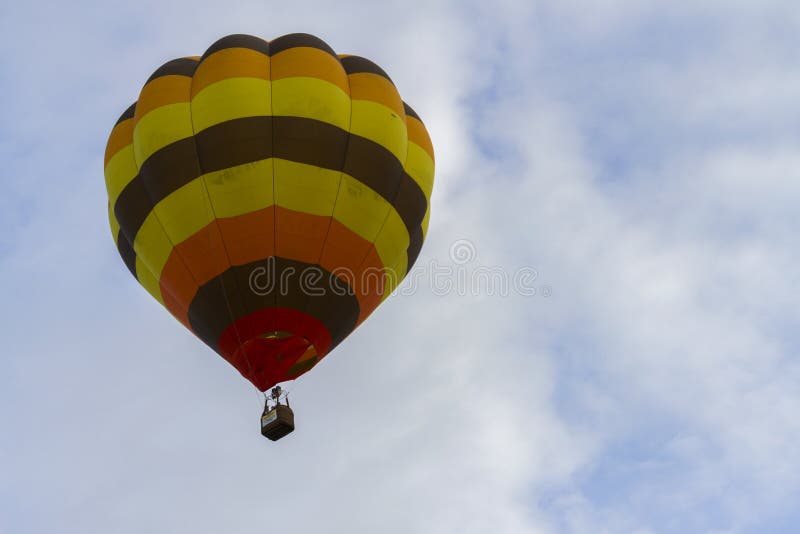 Mongolfiera Che Galleggia Nel Cielo Fotografia Stock Editoriale ...