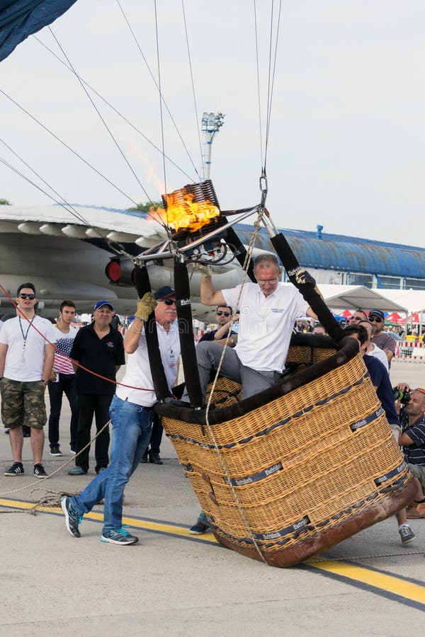 Mongolfiera Che Gonfia Prima Del Volo Immagine Editoriale - Immagine di ...